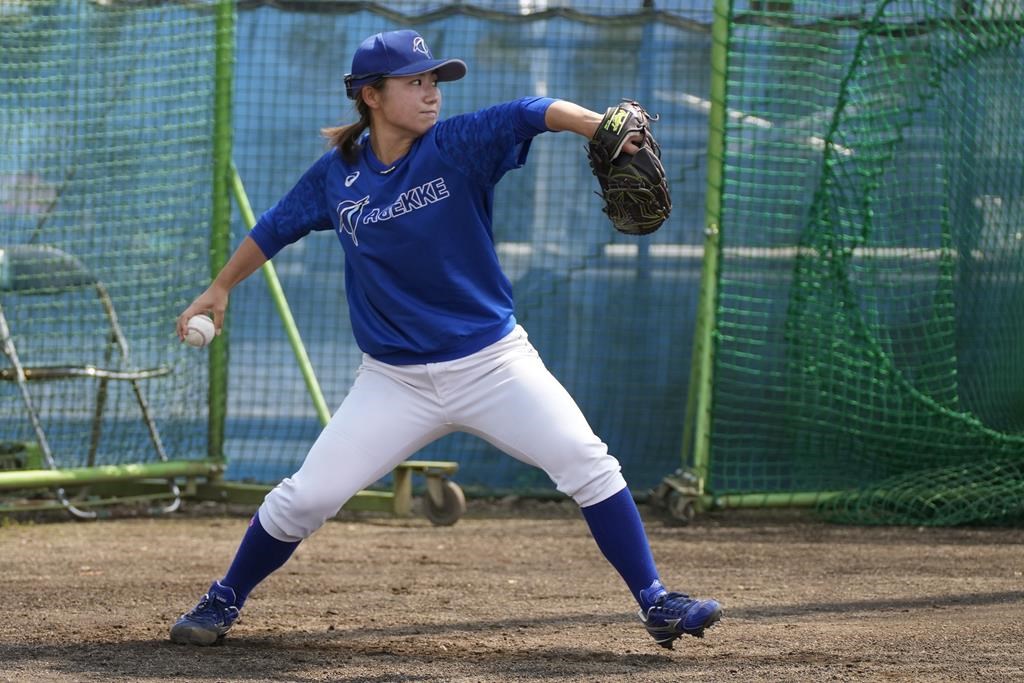 Japanese knuckleball pitcher Eri Yoshida plays on her own ‘Field of Dreams’ – sdpn